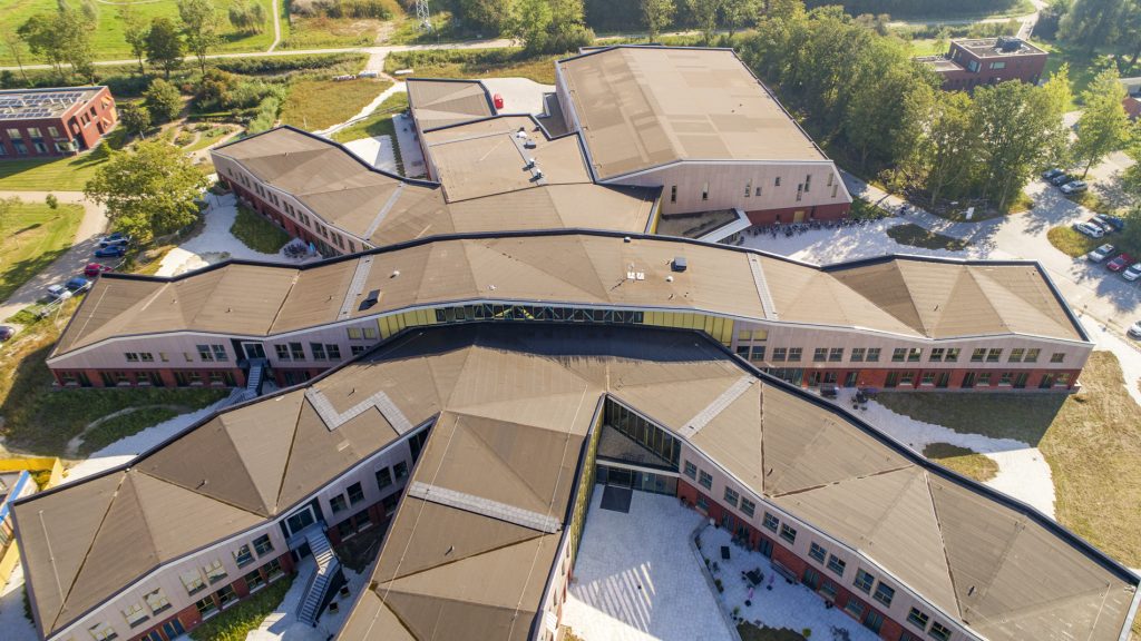 Onderwijsgebouw De Tirrel voorzien van aluminium gevels